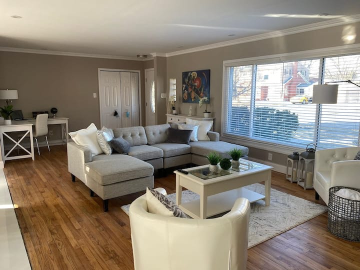 Elegant & Spacious 3/2 Gem In Harper Woods - Grosse Pointe, MI