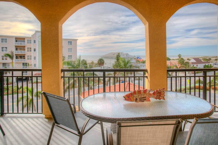 Spacious 3bd/3ba Condo W/sunset View, Pool & Dock. - St. Pete Beach, FL