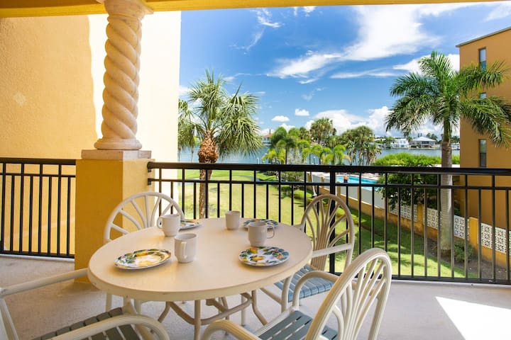 Family Location. Heated Waterfront Pool & Hot Tub. - Treasure Island, FL