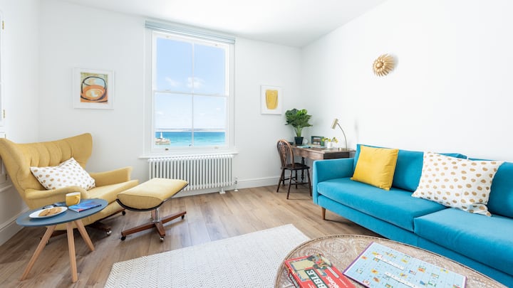 Artist's Light, A Central St Ives Apartment With Sea Views, Parking And Accepts A Pet - St Ives