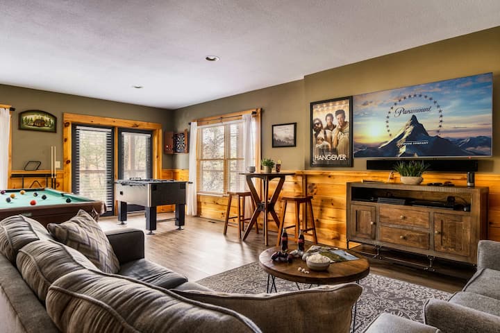 Family Cabin Getaway Hot Tub, Game Room & Views! - Pigeon Forge, TN