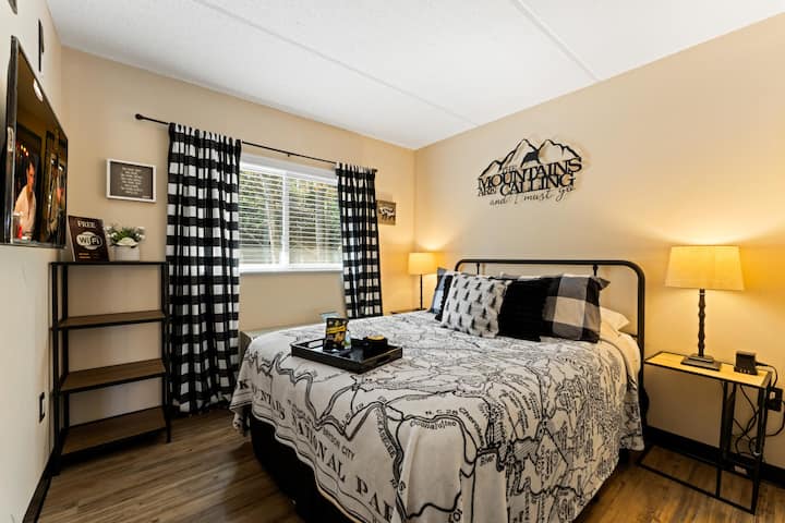New 1 Bdrm 3 Min Walk To Downtown + Free Tickets - Gatlinburg, TN