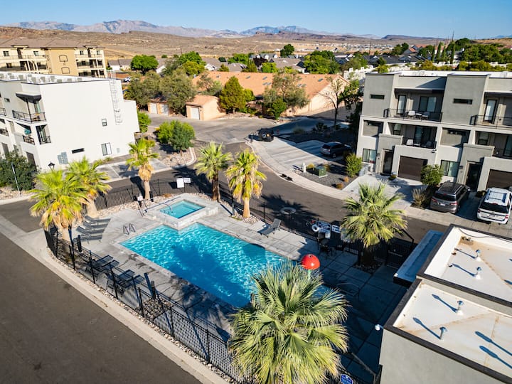 The Vue #25 | Luxury Poolside Townhouse - St. George, USA