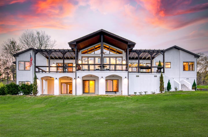Lakefront Mansion! Enjoy Ping Pong, Bbq & Sunsets! - Hot Springs, AR