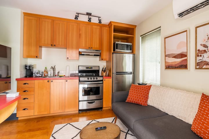 Quirky Micro Apt - Foodies, Artists, Coffee - Rose City Park - Portland