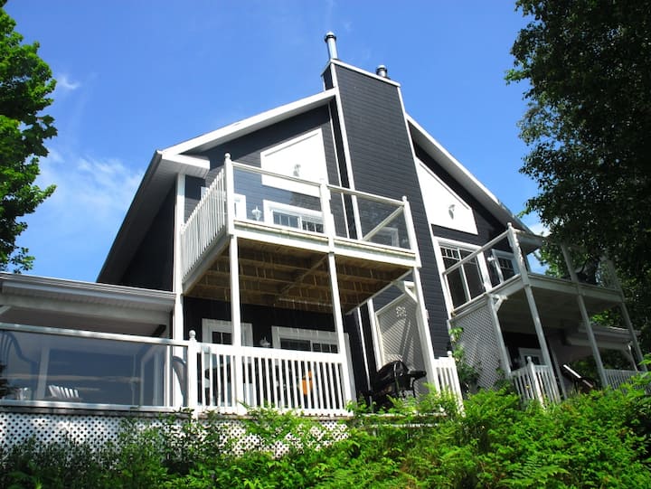 Chalet Jumelé Avec Vue Lointaine Sur Le Fleuve - Baie-Saint-Paul, QC