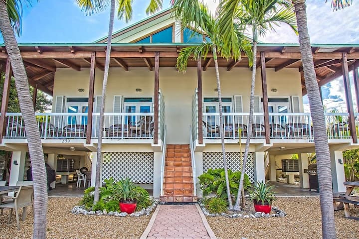 P64 - Spacious 3 Bedroom Duplex In Key Colony With Dockage And Cabana Club Access! - Curry Hammock State Park, Marathon