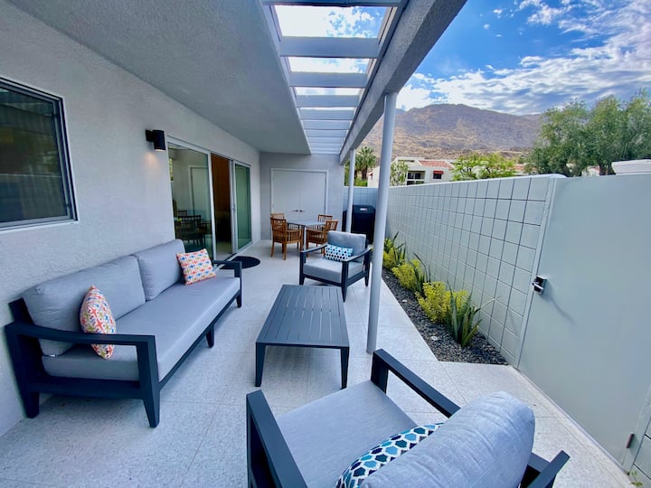 Modern Treat: Stunning Remodeled Townhome - Palm Springs, CA
