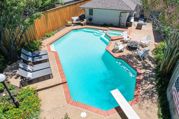 Modern Home With A Firepit, Heated Pool & Spa - Dallas, TX