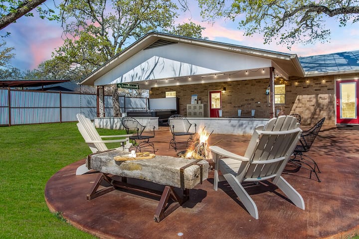 Tudies | Sleeps Up To 6 | Hot Tub + Fire Pit - Fredericksburg, TX