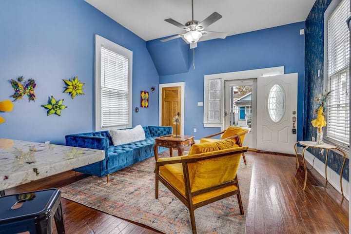 Adorable Mid City 2 Bedroom Centrally Located! - Metairie, LA