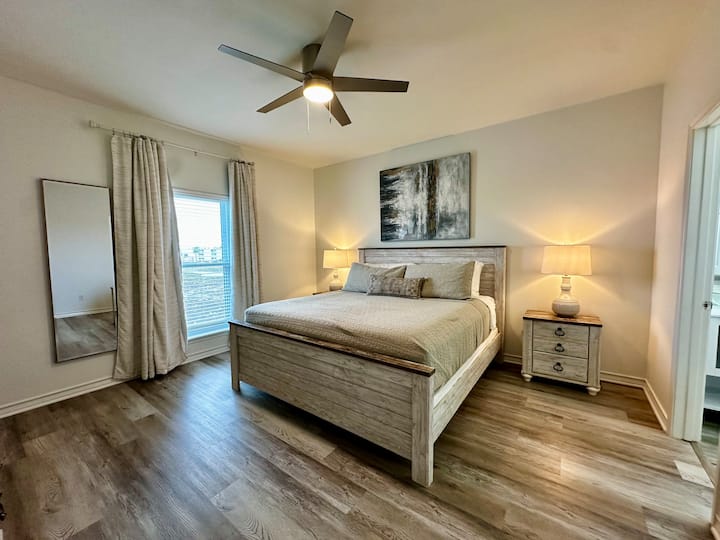 Penthouse Waterview Spacious Condo Close To Beach! - Corpus Christi, TX