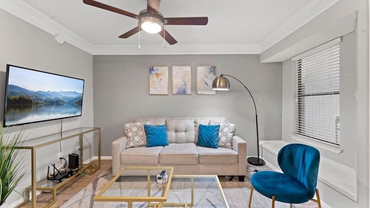 Quiet 1br Suite W/ Fast Wifi + King Bed + Pool - Crestview - Austin