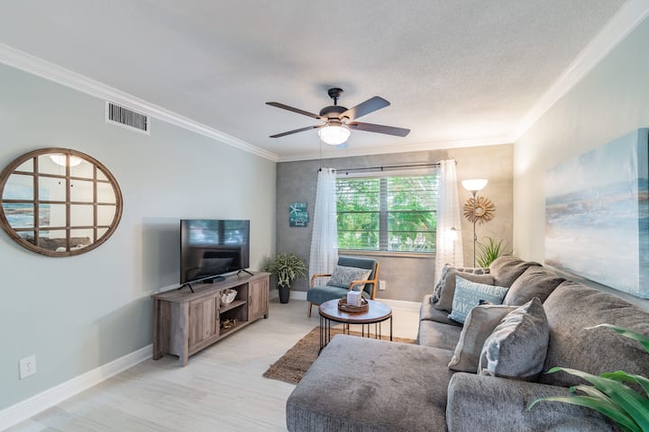 Coastal Condo On Dunedin Causeway! Walk To The Bea - Palm Harbor, FL