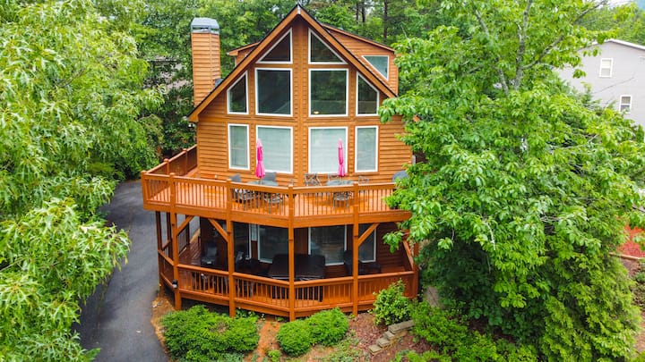 Five Bedroom Sleeps 13 W/hot Tub. Enjoy Helen Ga! - Helen, GA