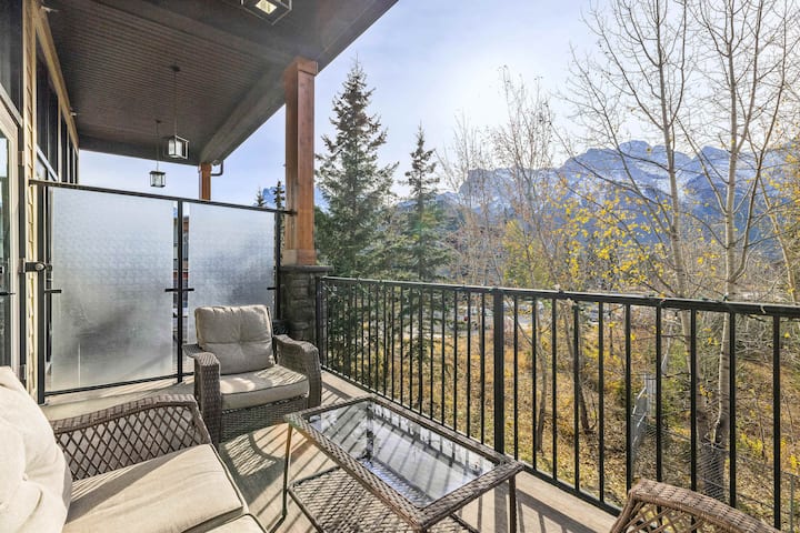 Golden Stay: Ac, Private Hot Tub, Mtview & Central - Canmore