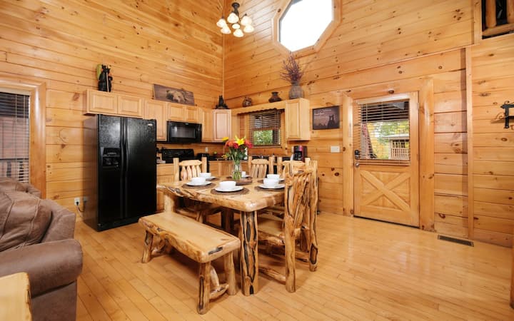Bear Hug At Bear Creek - Gorgeous Views & Hot Tub - Douglas Lake, TN