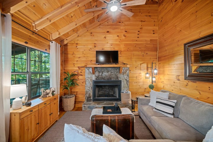 Blue Ridge Cozy Cabin (Hot Tub & Fire Pit) - Cherry Log, GA