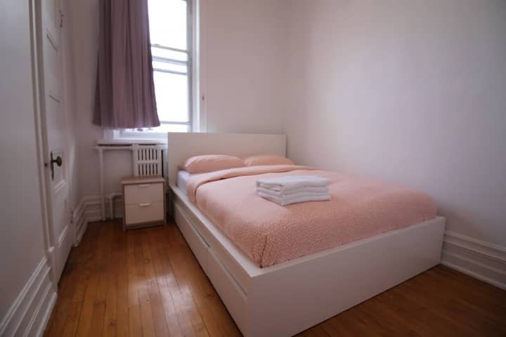 Historical Building Close To General Hospital/dtw - Montreal