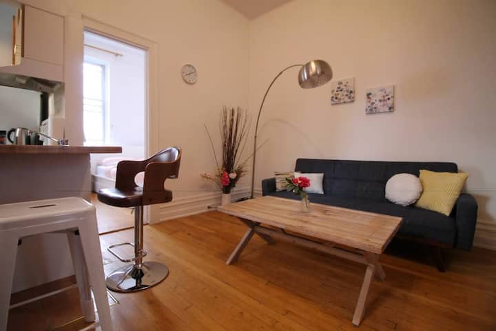 Historical Building Close To General Hospital/dtw - Montreal