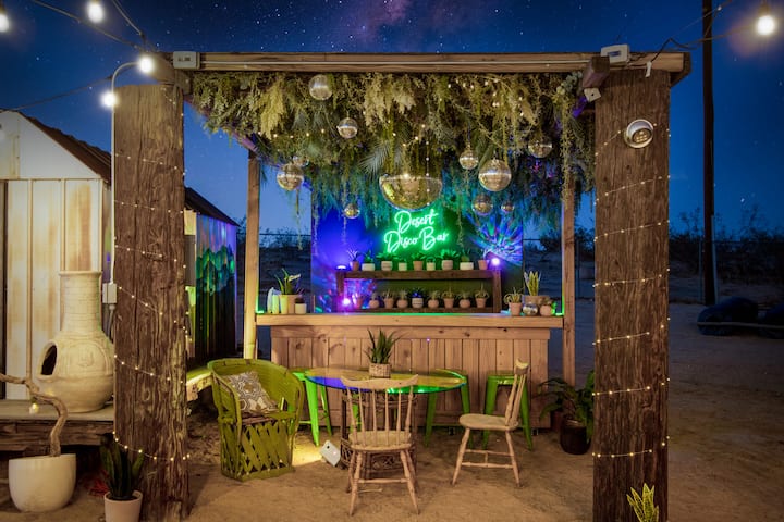 Intrvl Outpost: Hot Tub, Pickleball & Stargazing - Joshua Tree, CA