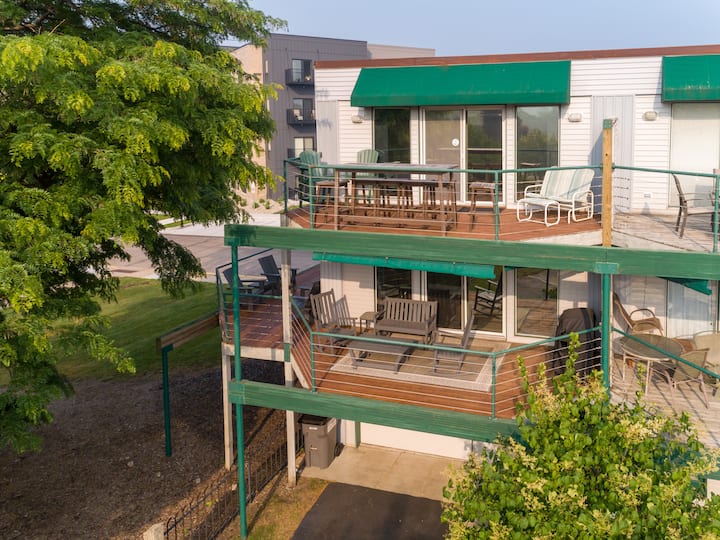 Modern Condo With Two Decks To Enjoy The Harbor - グランド・ヘブン, MI