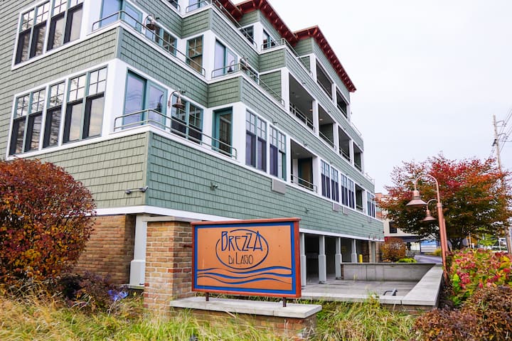 Stunning Condo W/channel Views In The Highly - Grand Haven, MI
