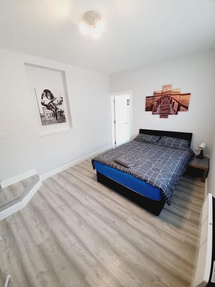 Brand New Studio With Kitchenette In Westcliff On - 사우스엔드온시