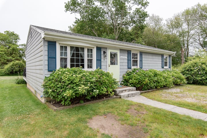 Scarborough Beach Cottage! Sleeps 6, Walk To Beach - Narragansett, RI