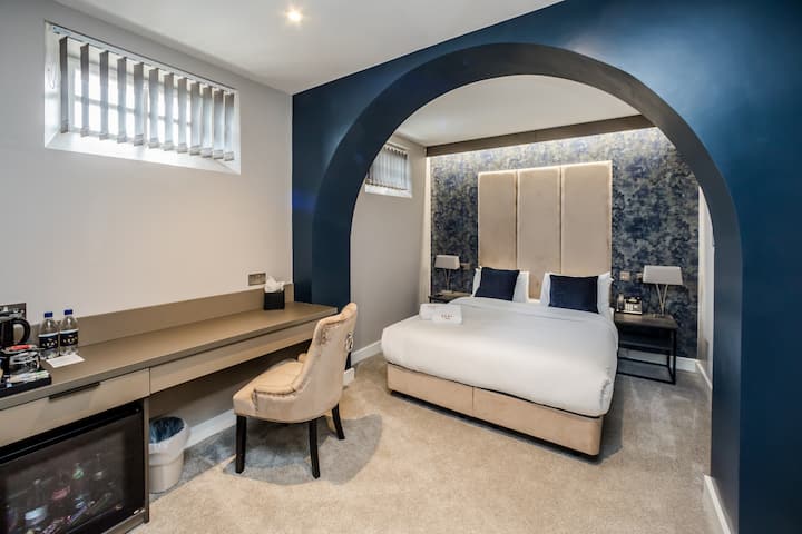 Queen Room With Shower @ Stay Hotel - Huddersfield