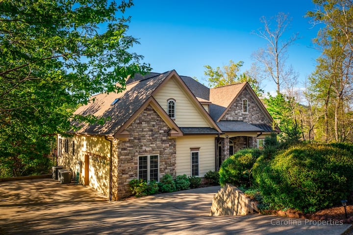 All Decked Out By Carolina Properties - Lake Lure, NC