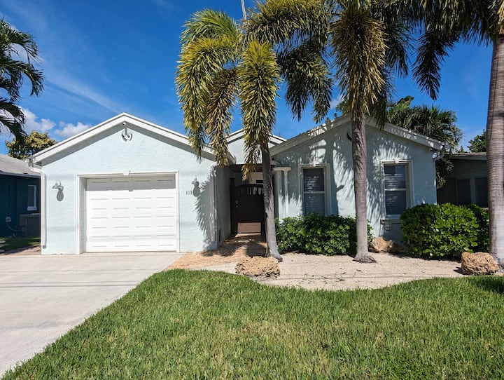 Private Hot Tub, 3 Bdrm 3 Bath 1 Mi. To Beach - Lake Worth, FL