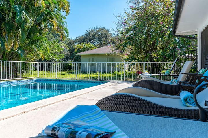 Tropical Mango Bungalow | Pool + Close To Beach! - Palm Beach Gardens, FL