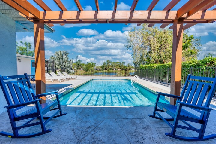 Pond-side 4br Oasis W/ Private Pool + Pickleball! - Bradenton, FL