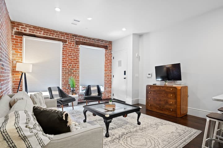French Quarter Escape • Spacious Suite - New Orleans, LA