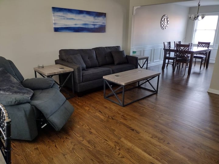★★★ 5min To Kellogg Park ★ Plymouth ★ Parking ★W/d - Livonia, MI