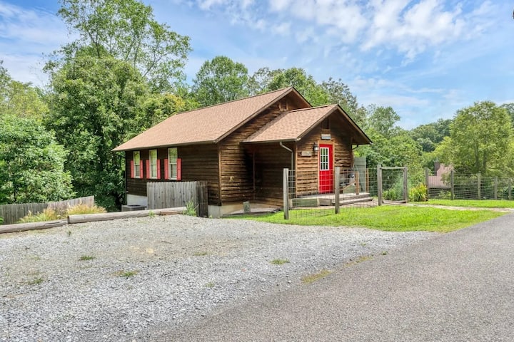 Pet Friendly With A Yard! 2 Bdrm, 2 Bth - Townsend, TN