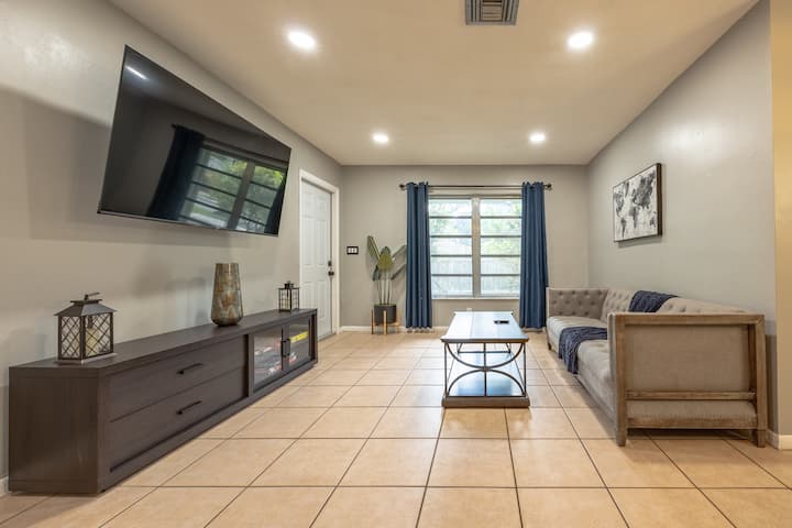 The Desert Rose Retreat- Fenced, 10min->beach, W+d - Fort Lauderdale