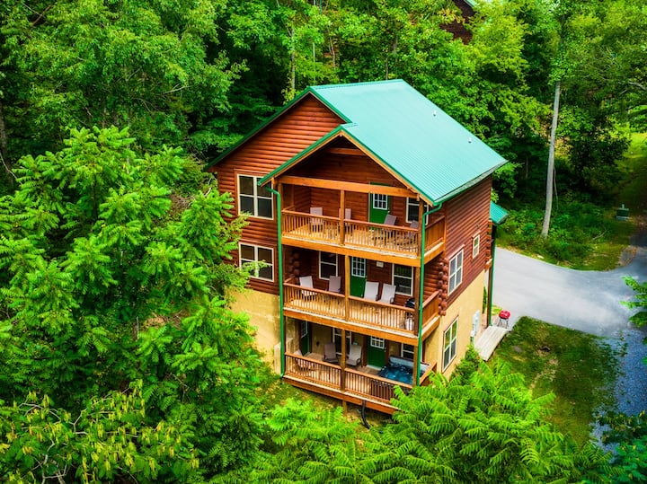 Secluded 4br/4.5ba Cabin W/ Game Room, Hottub, Cha - Pigeon Forge, TN