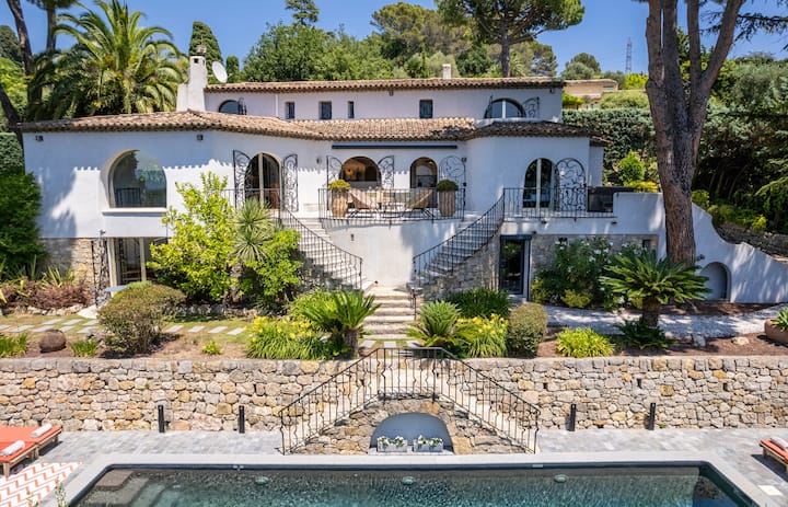 Mougins: Architect-designed Villa With Swimming Pool In A Private Estate - Mougins