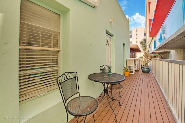 2. Turtle Nest ~ One Bedroom~- 1  Queen Bed - Hollywood, FL