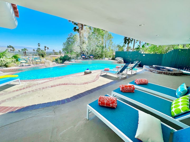 Private Pickleball, Huge Pool, Game Room, Fire Pit - Palm Springs, CA