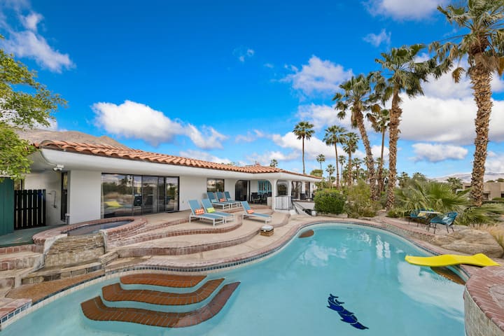 Private Pickleball, Huge Pool, Game Room, Fire Pit - Palm Springs, CA