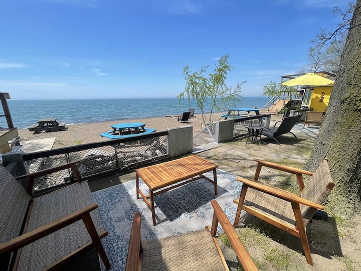 Red Jelly Bean Cabin- On The Beach & Off The Grid - Leamington