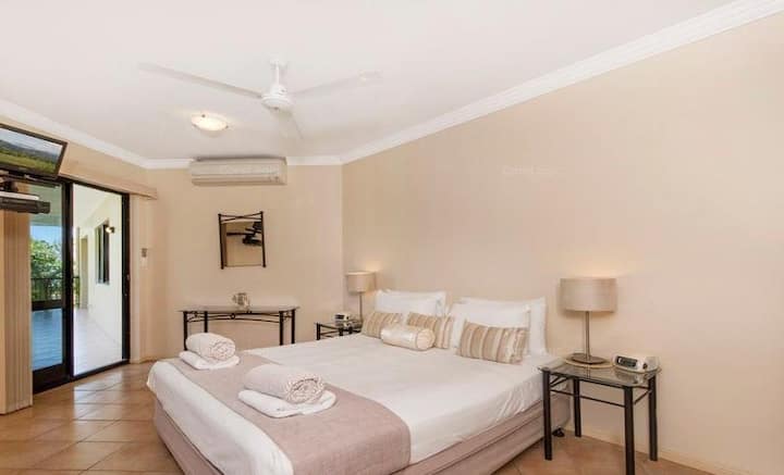 Very Spacious 2 Bedroom Beachfront Apartment In Yorkeys Knob - ケアンズ