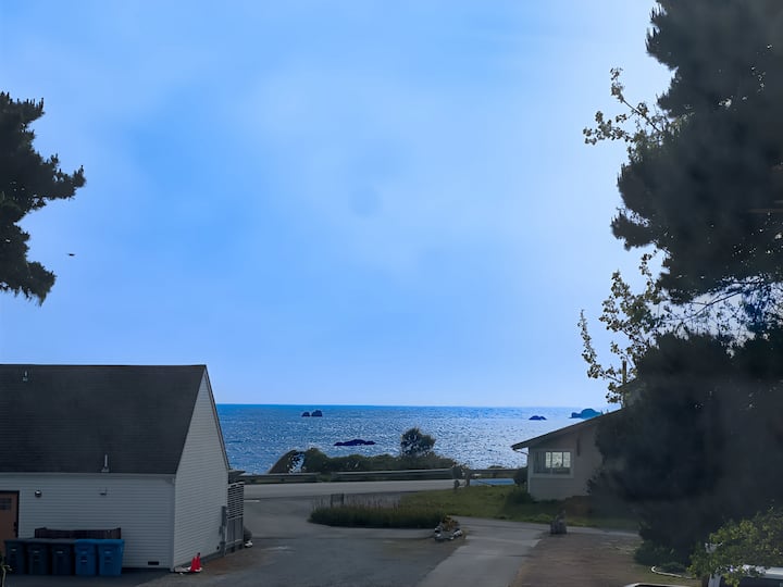 Ocean Views, Giant 1 Bdrm 2-story Home "Sea Song" - Crescent City, CA
