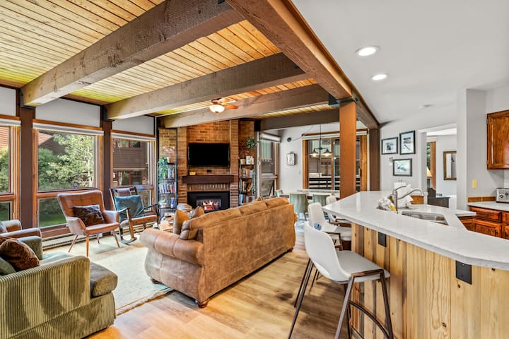 Updated 3br Retreat | Steps To Gondola | Pool, Hot Tubs And More! - Steamboat Springs