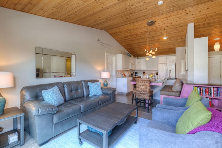 Home W/hot Tub & Fireplace Close To Resort - Montana