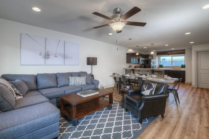 Condo W/hot Tub Close To Golf Course & Town Center - Big Sky, MT