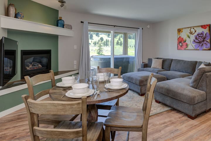 Condo With Private Hot Tub & Gas Fireplace! - Montana